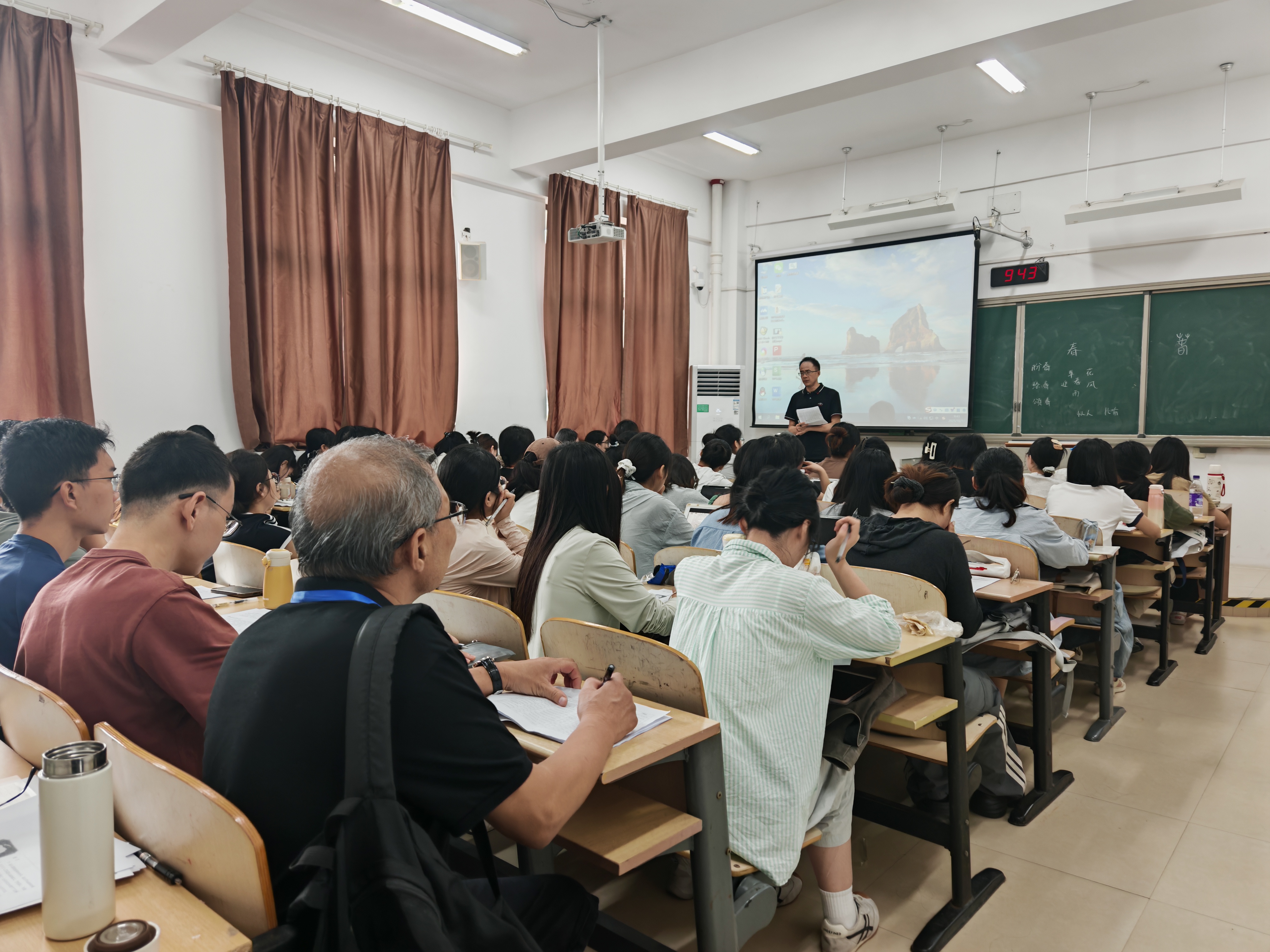 学部关工委联合教学督导沈明老师 推门听课查课护航教学质量